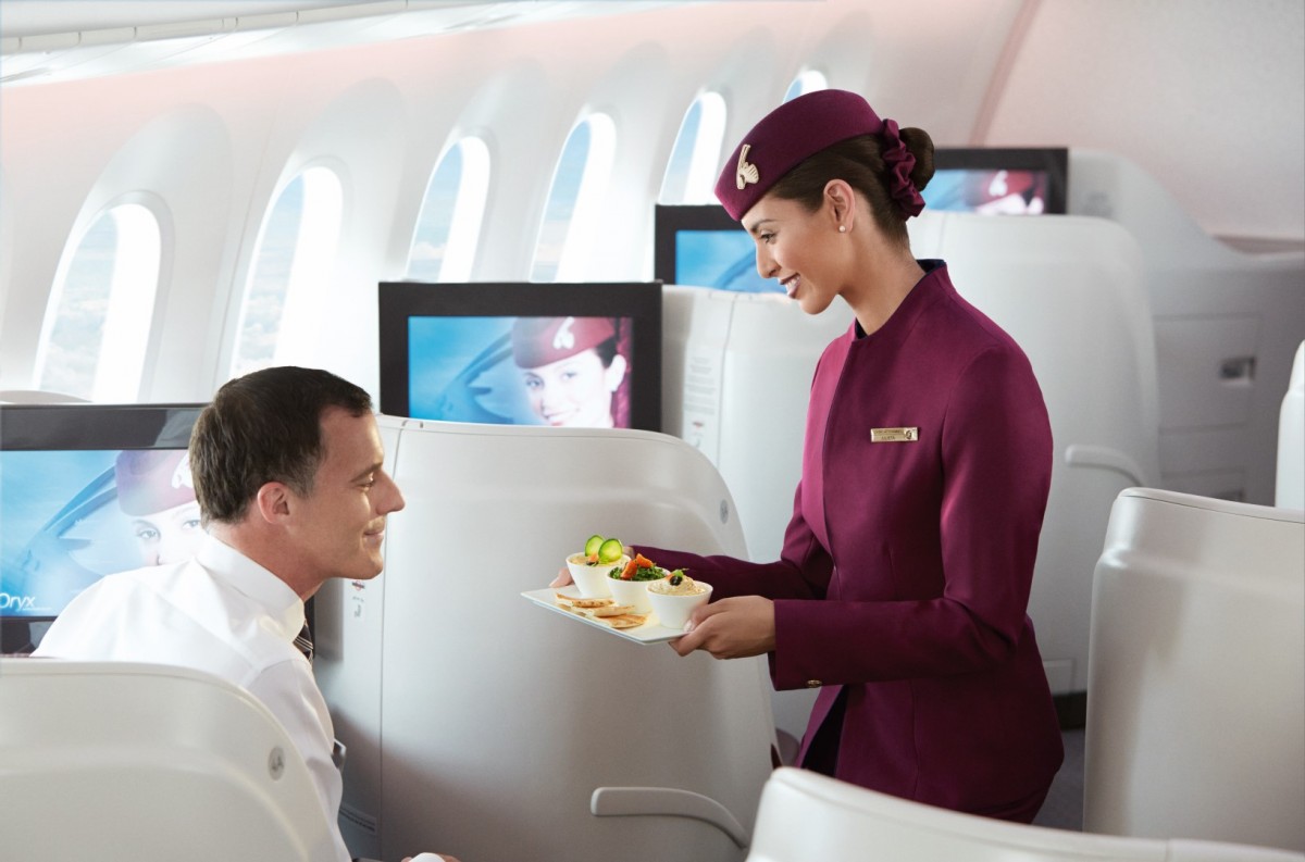 Qatar Crew_serves_customer_food_in_QR_787_business_cabin - InsideFlyer DK