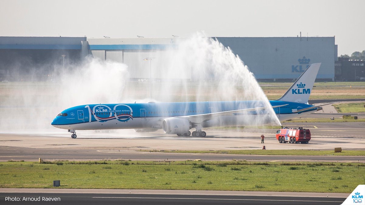 KLM-Boeing-787-10-Water Salute-Full - InsideFlyer DK