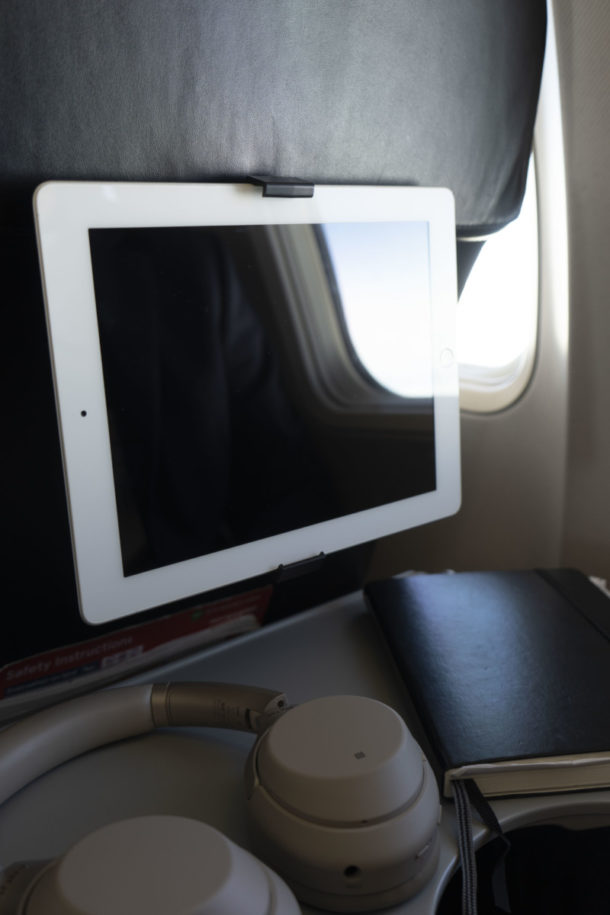 Review: AIRMATE Tablet - A Smart Way to Use Your Tablet on Flights ...