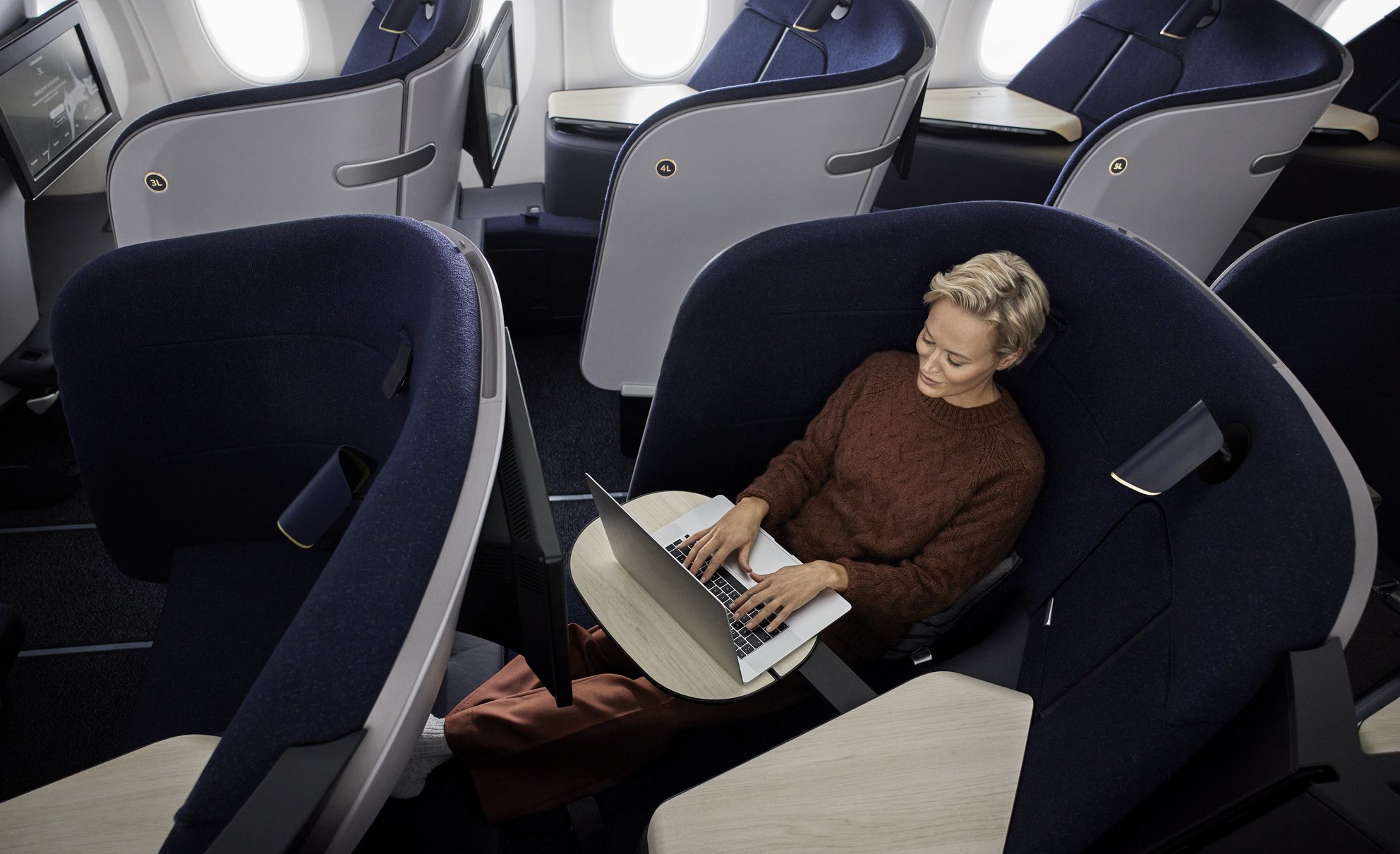 Finnair_A350_Business_Class_Woman_Laptop | InsideFlyer DK