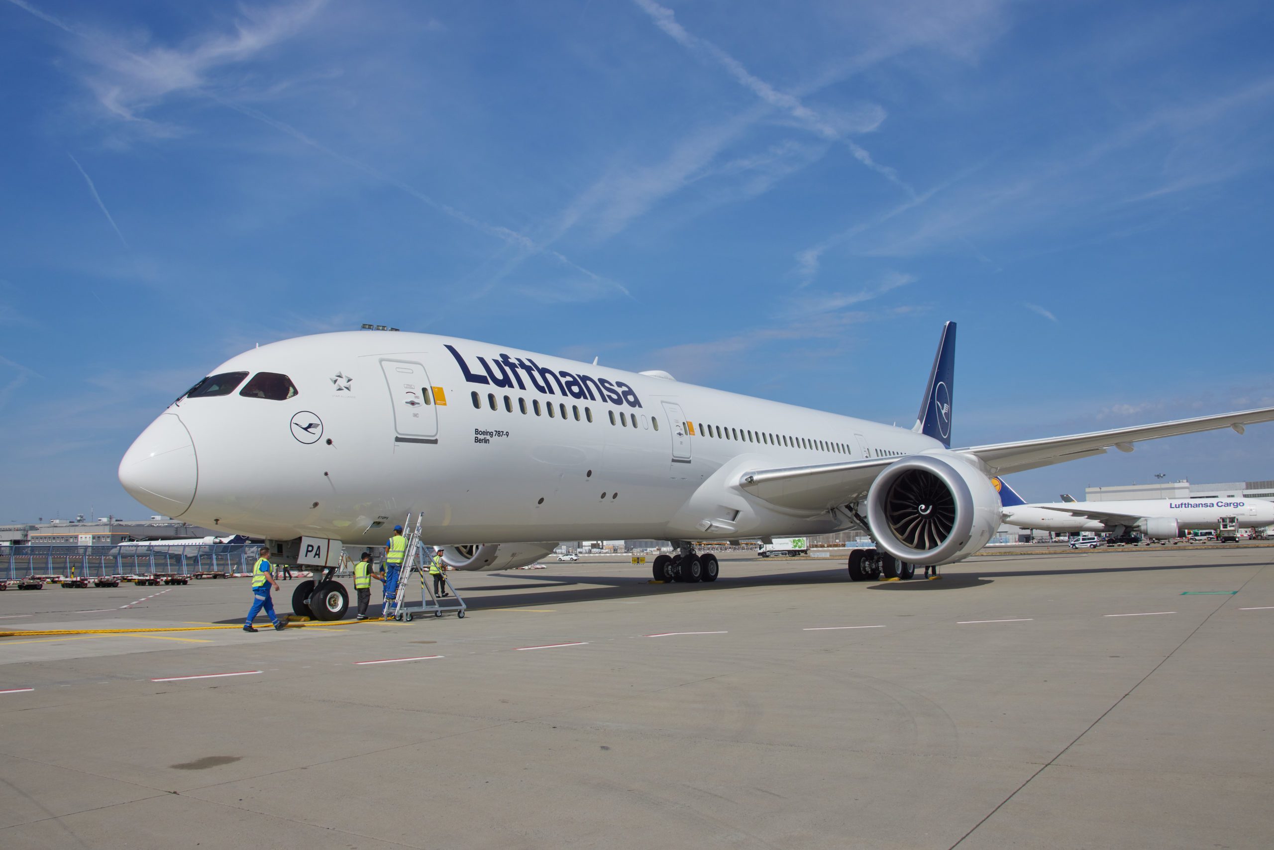 Ankunft erster Boeing 787 Dreamliner Lufthansa in Frankfurt Kennung D ...